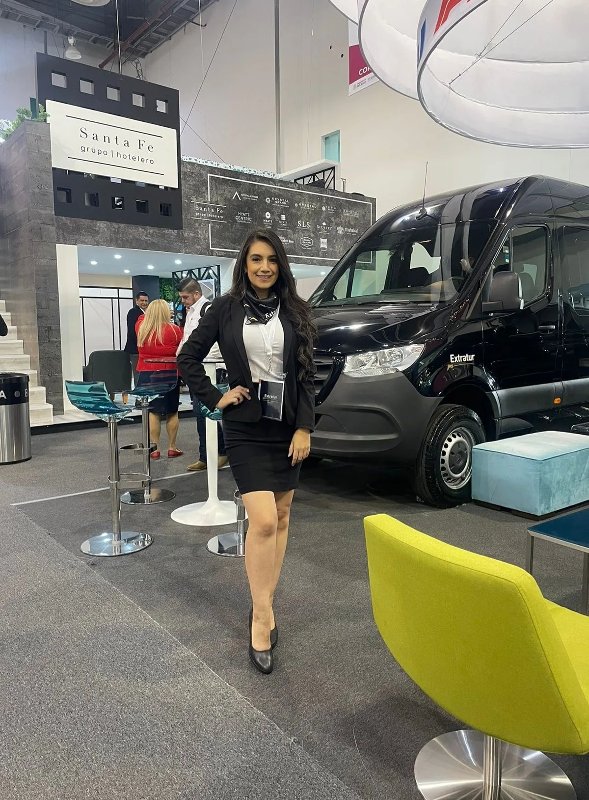 ¿Cómo Trabajan las edecanes AA en eventos? - Edecanes y Modelos en México