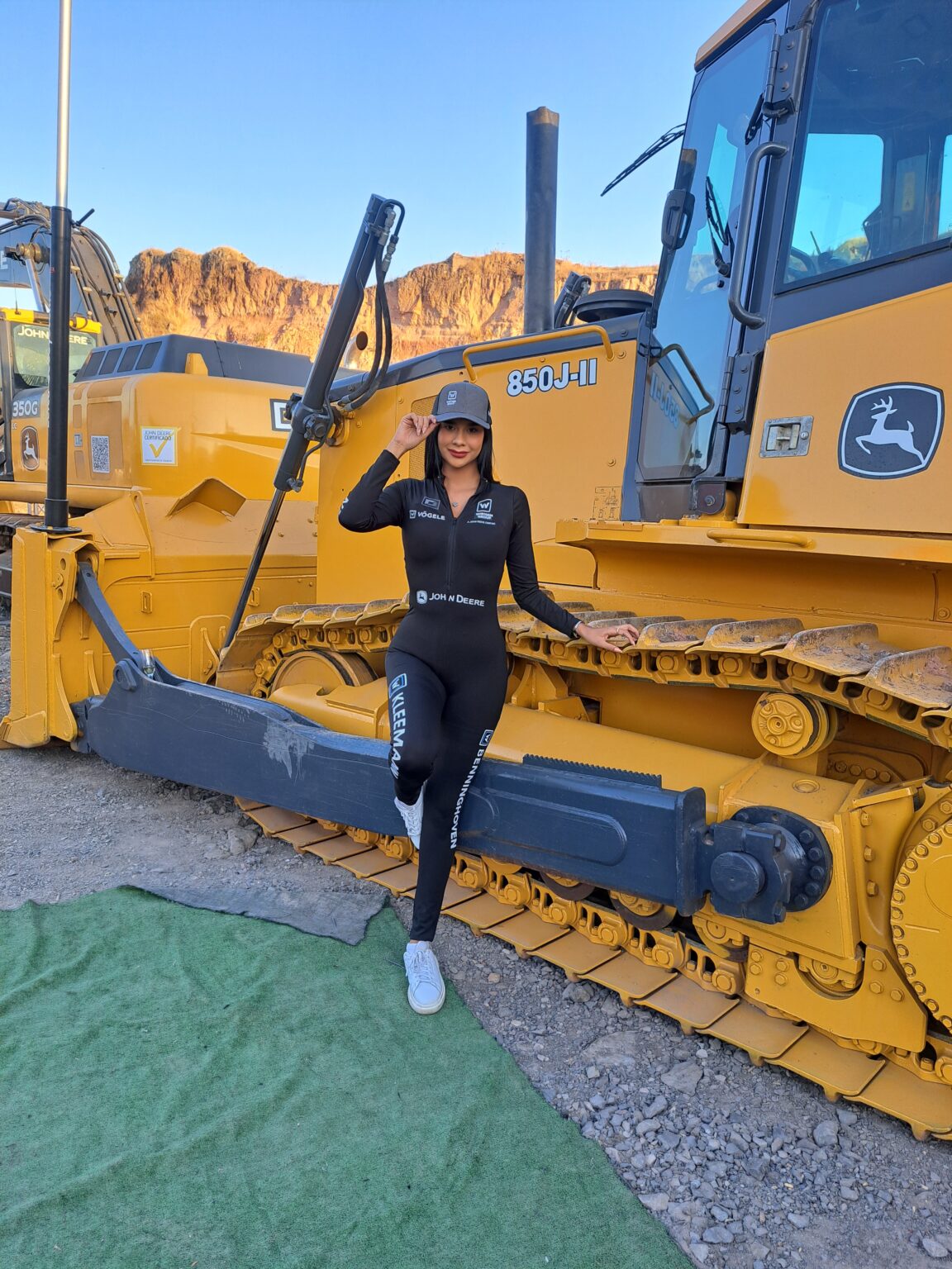 Edecanes Lionne: Elemento Clave en el Evento de Dimanor John Deere en ...